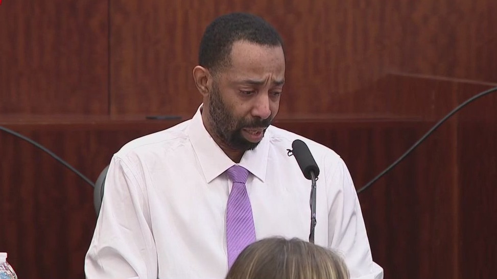 Tony Earls Jr. trial: Arlene Alvarez's mother, Earls Jr. testify during ...