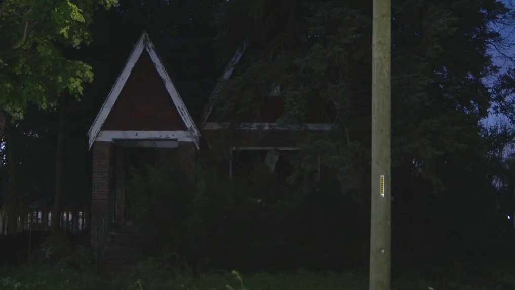 Detroit firefighter injured after falling through floor while battling ...