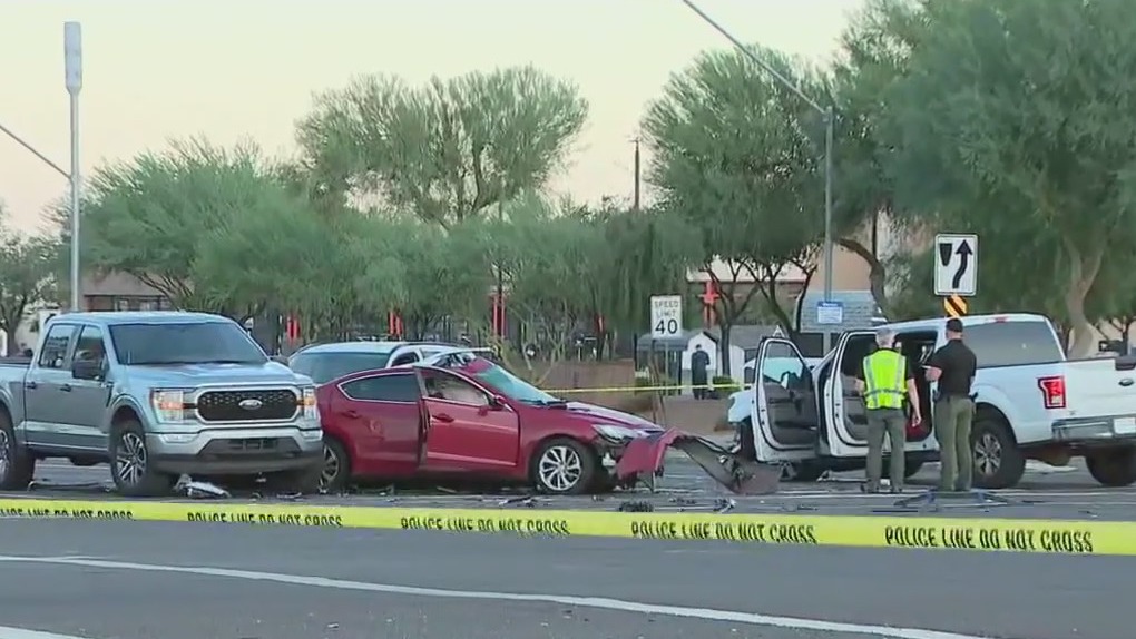 Deadly crash shuts down Glendale intersection | FOX 10 Phoenix