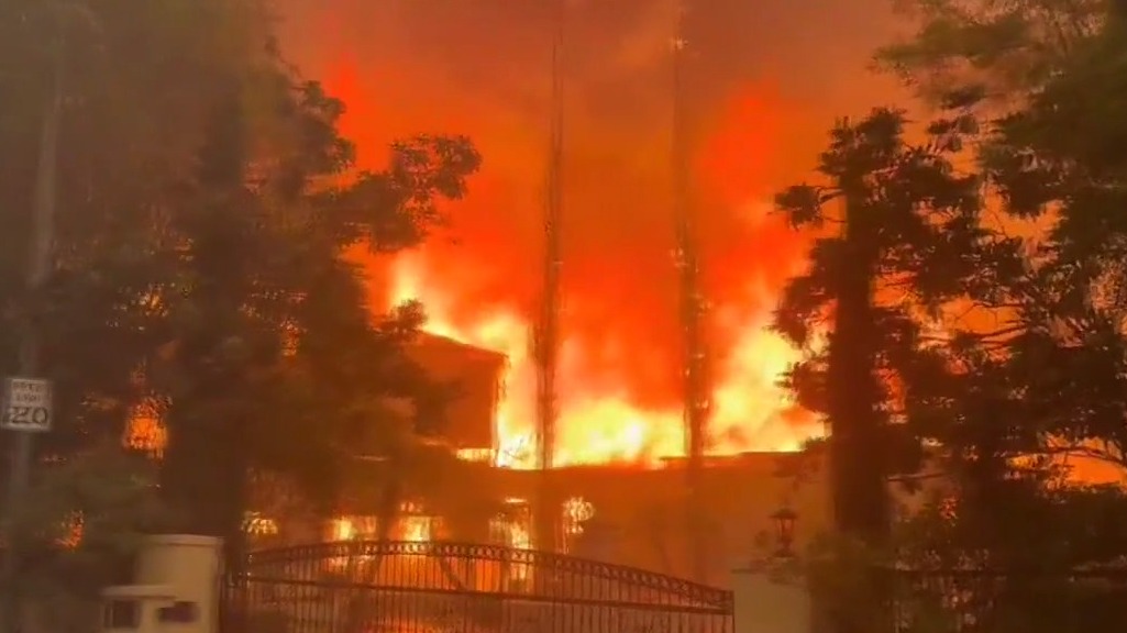 VIDEO: Firefighters stop Beacon Fire from reaching nearby home in Laguna Niguel | FOX 11 Los Angeles