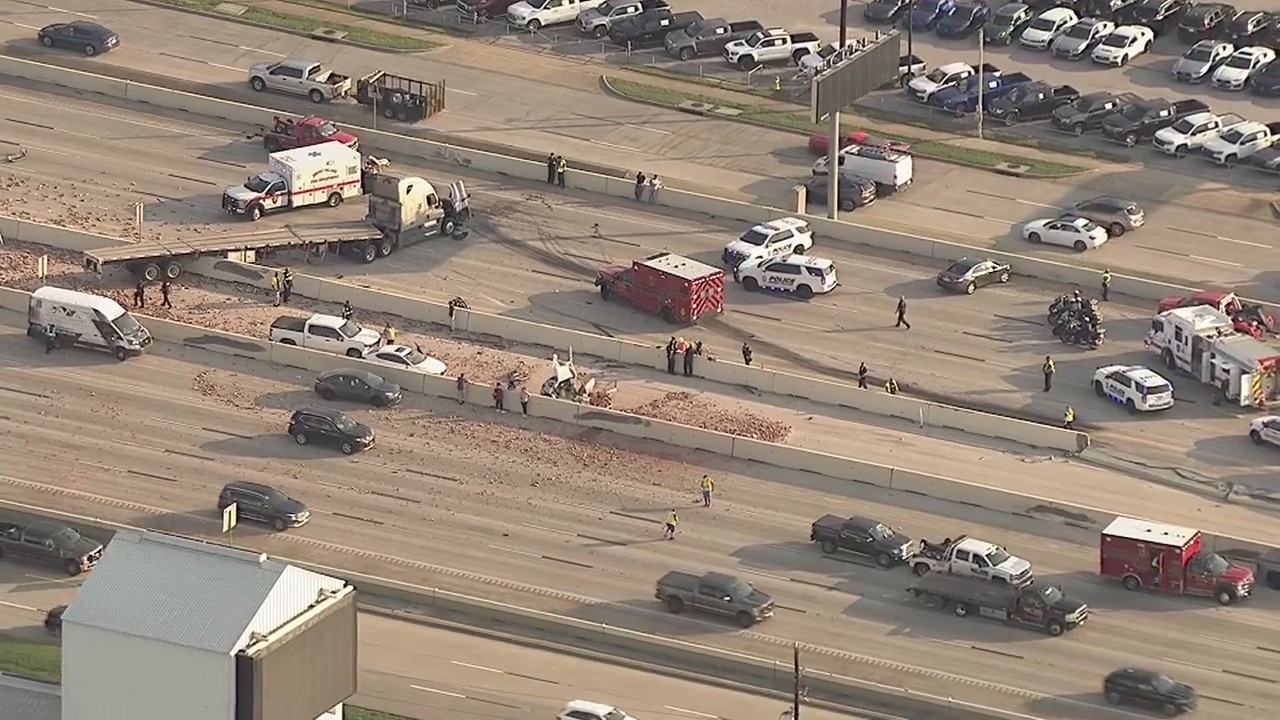 US-290 crash: 18-wheeler loses load of bricks, at least 2 injured | FOX ...