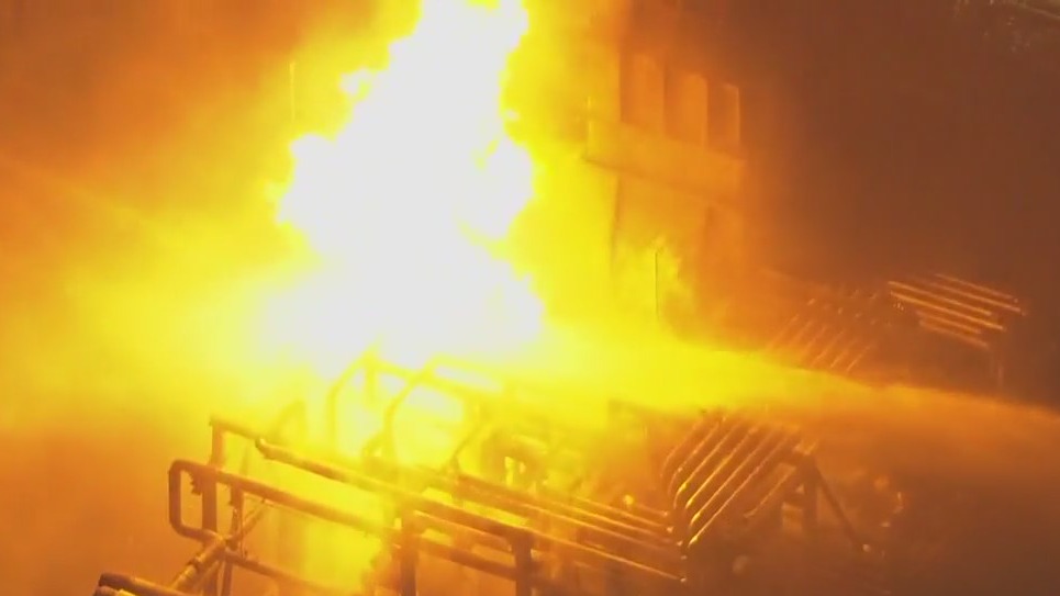 Massive fire erupts at Chevron refinery in El Segundo | FOX 11 Los Angeles