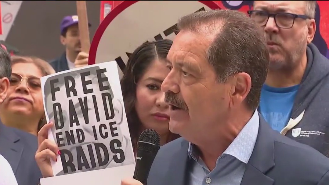 Chicago protesters call for investigation of ICE raids, CPD cooperation ...