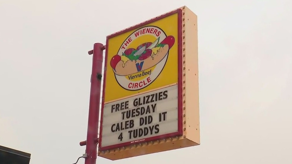 The Wieners Circle dishes out free hot dogs after Caleb Williams' big ...