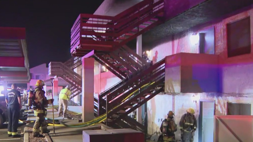 Phoenix apartment fire displaces 13 residents | FOX 10 Phoenix