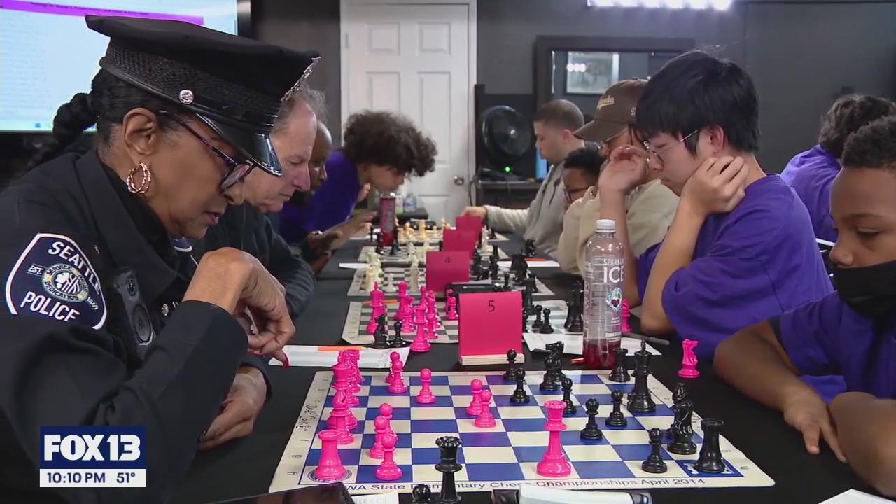 Seattle police detective connects community through chess | FOX 13 Seattle