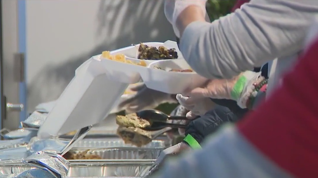 Hosea Helps delivers meals, toys to homeless | FOX 5 Atlanta