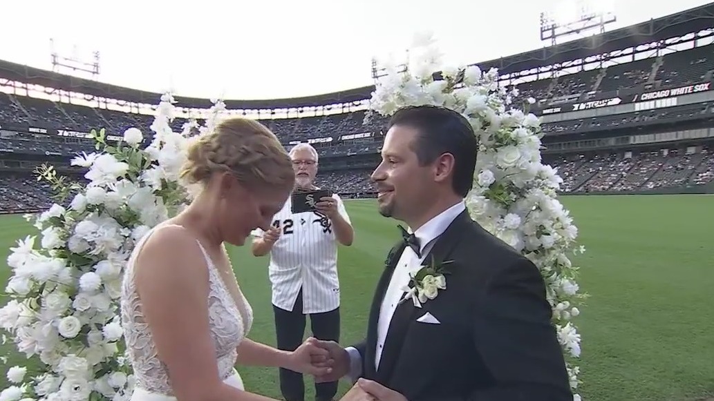 Chicago White Sox fans say 'Yes' in a 60-second wedding on the field ...