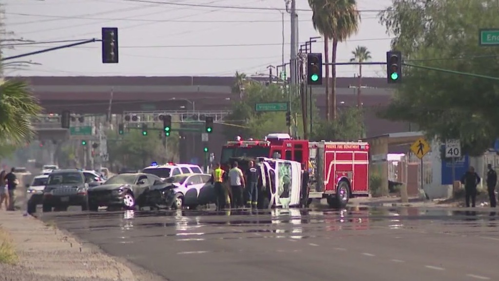 Three people hurt in Phoenix rollover crash, PD says | FOX 10 Phoenix