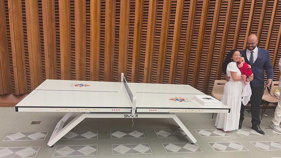 Chicago’s Killerspin gifts Pope Leo custom ping-pong table | FOX 32 Chicago