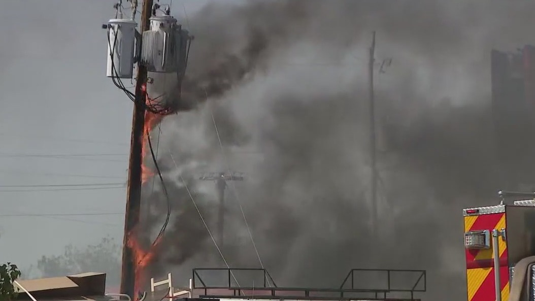 Phoenix auto shop fire burns several cars | FOX 10 Phoenix