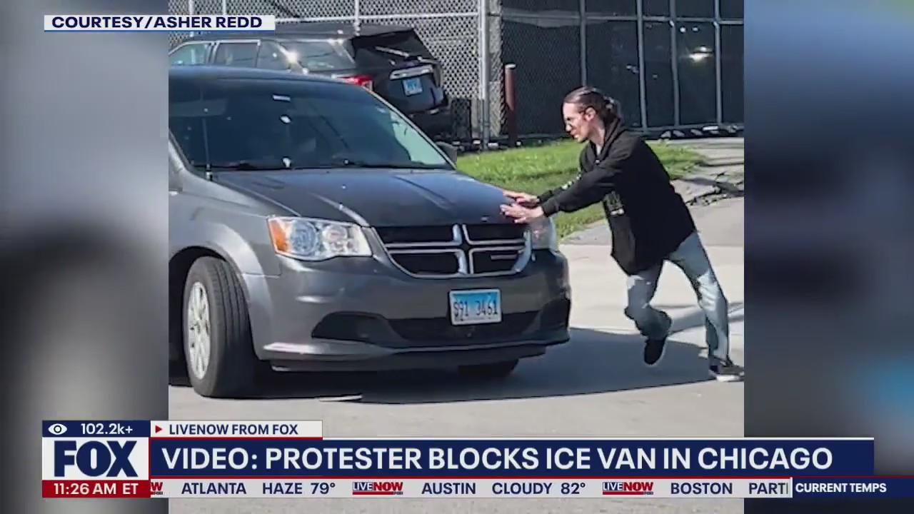 Video: Protestor blocks ICE van in Chicago | LiveNOW from FOX